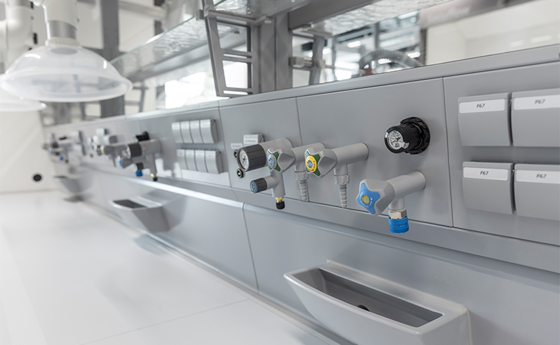 Módulos de servicio - el corazón del mobiliario de laboratorio